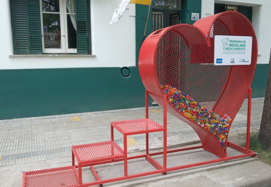 INSTALAN DOS CORAZONES EN EL INSTITUTO DI GERÓNIMO Y EN EL PARQUE ...