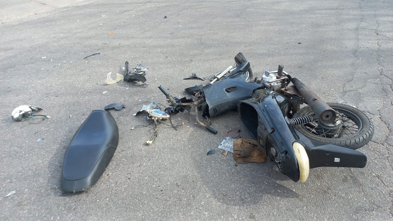 UNA MOTO DESTROZADA AL CHOCAR CONTRA UN CAMIÓN EN UNA ESQUINA DE LA ...