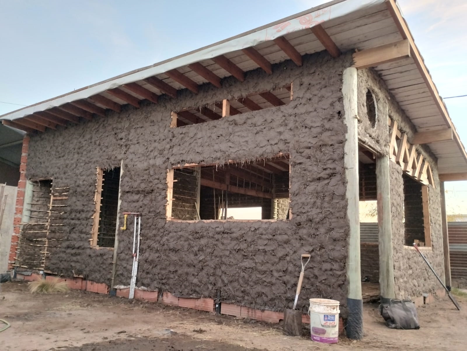 COMO MODERNOS HORNEROS, UNA PAREJA CONSTRUYE SU CASA DE BARRO EN LA ...