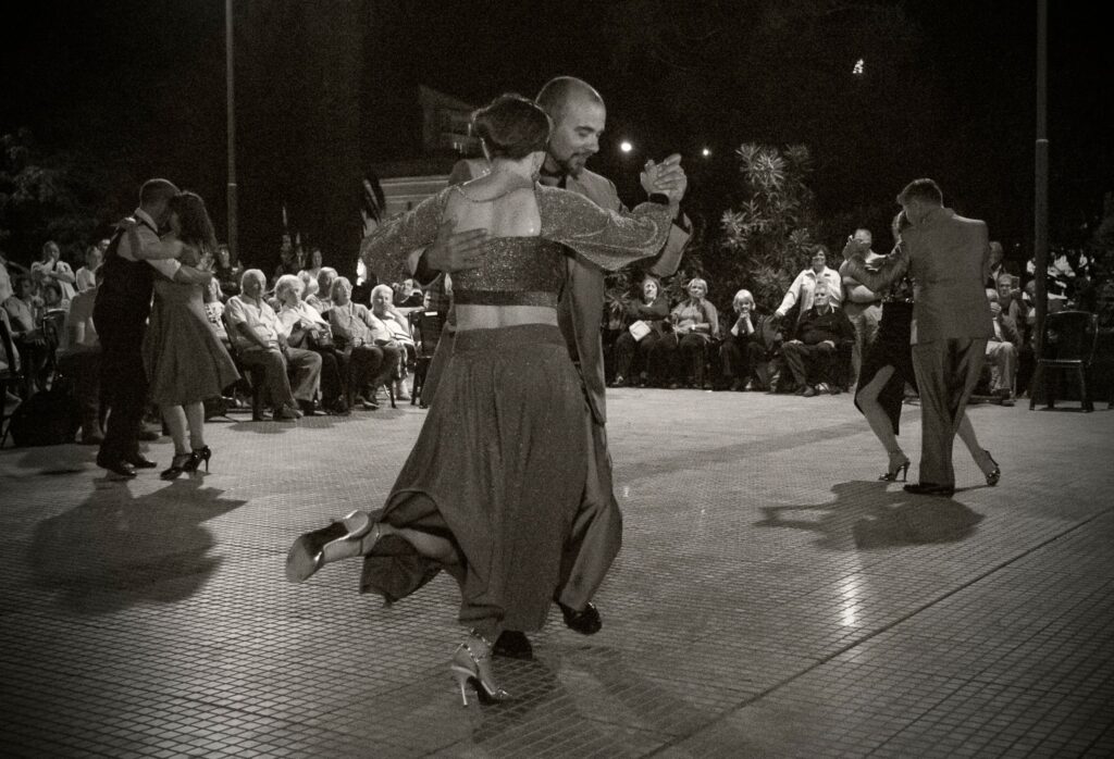 LA MAGIA DEL TANGO EN LA PLAZA SAN MARTÍN EN UNA NOCHE QUE TERMINÓ A ...